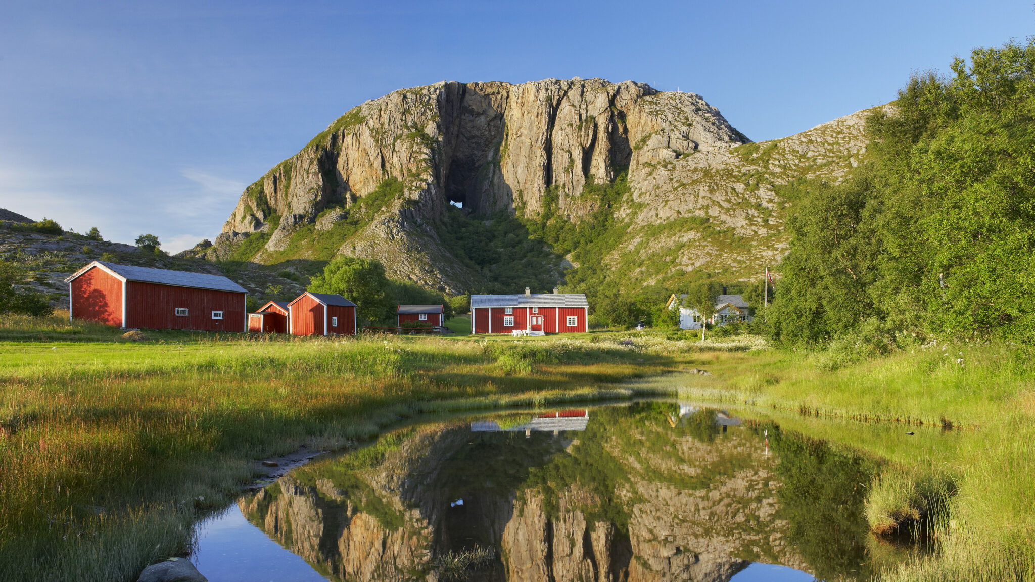 Torghatten - fjellet med hull tvers igjennom - Visit Helgeland